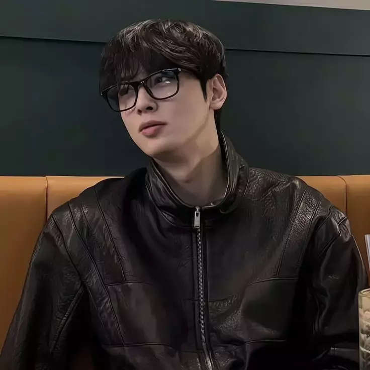 Chat with Cha Eunwoo (Lee Dong Min) - Enjoy Free AI Character Roleplay ...
